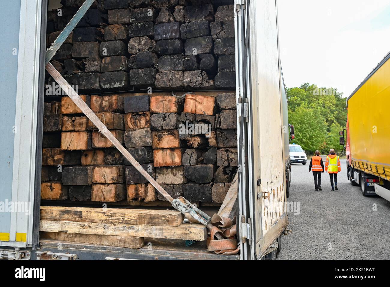 05 October 2022, Brandenburg, Frankfurt (Oder): A truck loaded with ...
