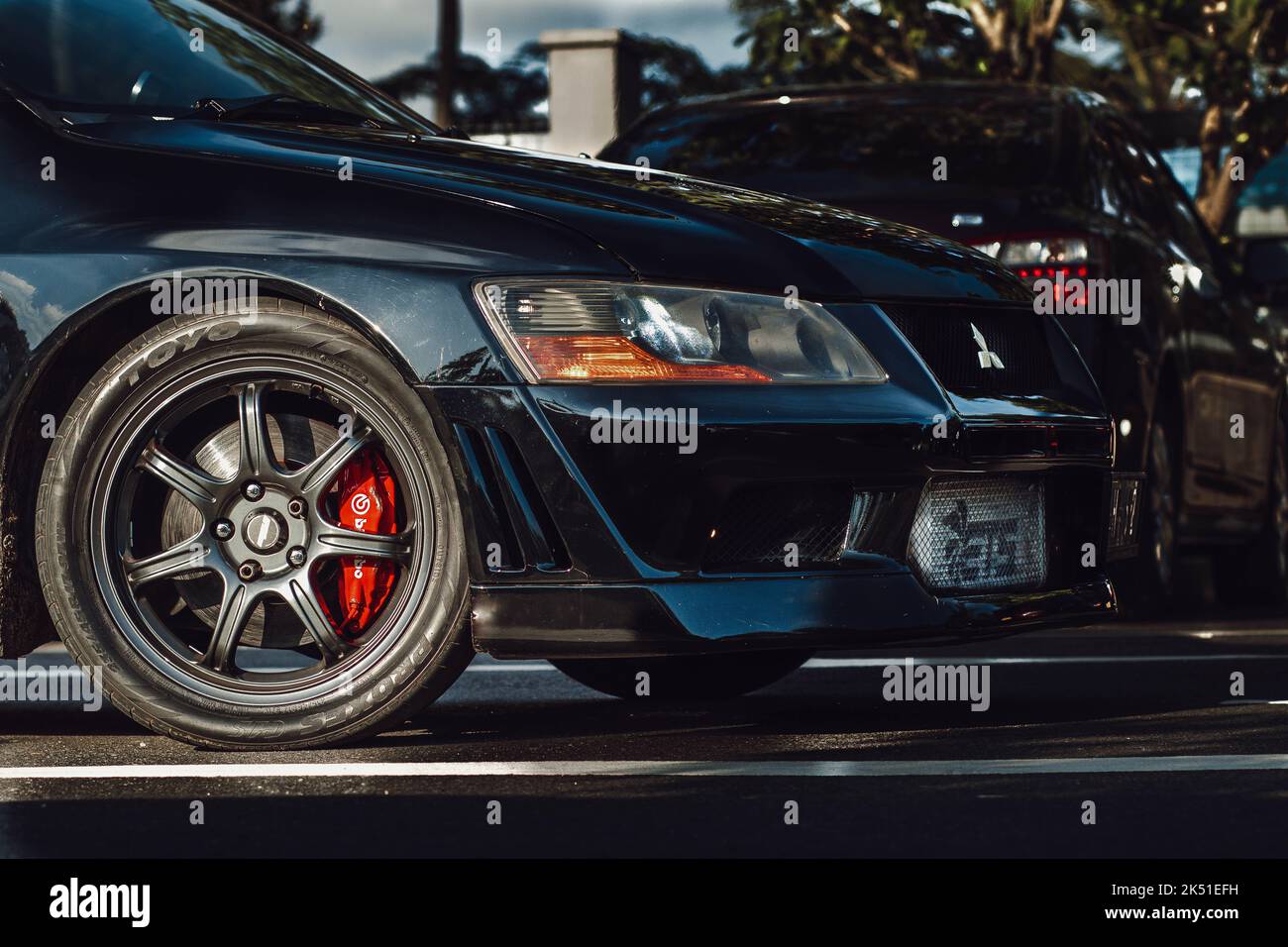 The profile view of the front rim of a dark blue Mitsubishi Evo 7 car ...