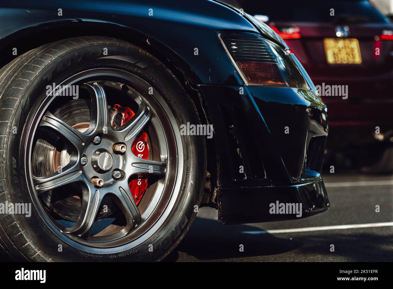 The profile view of the front rim of a dark blue Mitsubishi Evo 7 car ...