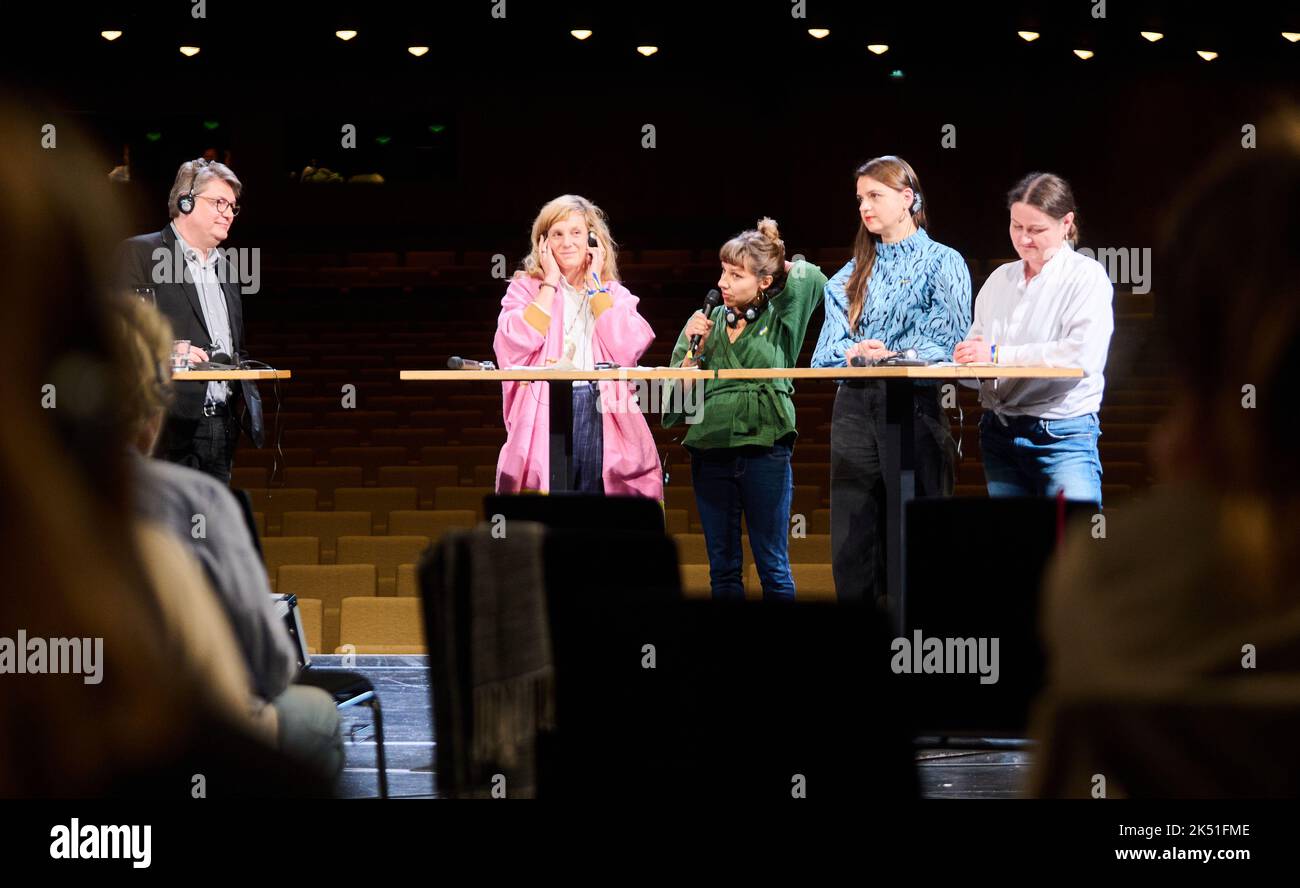 05 October 2022, Berlin: At a press conference, Matthias Pees (l), new ...