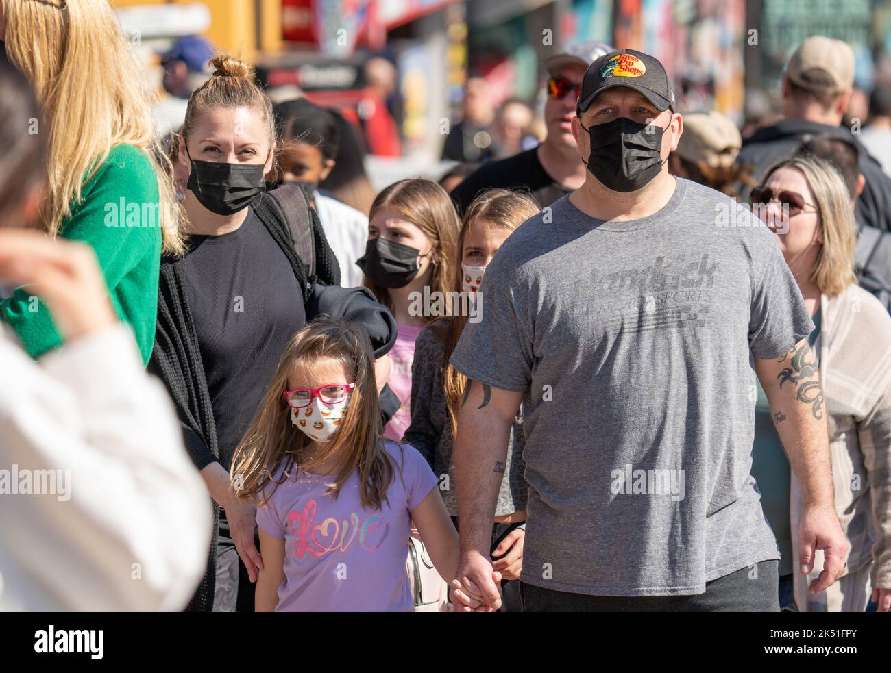 Black family wearing masks walking hi-res stock photography and images ...