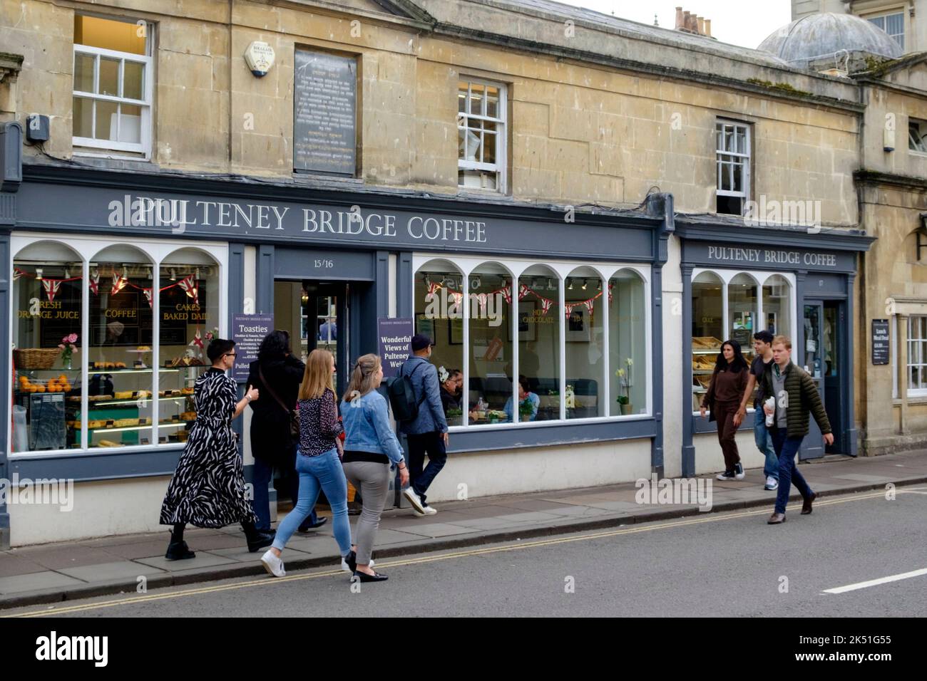 High street shop fronts in Bath. Pulteney Bridge coffee Cafe Stock ...