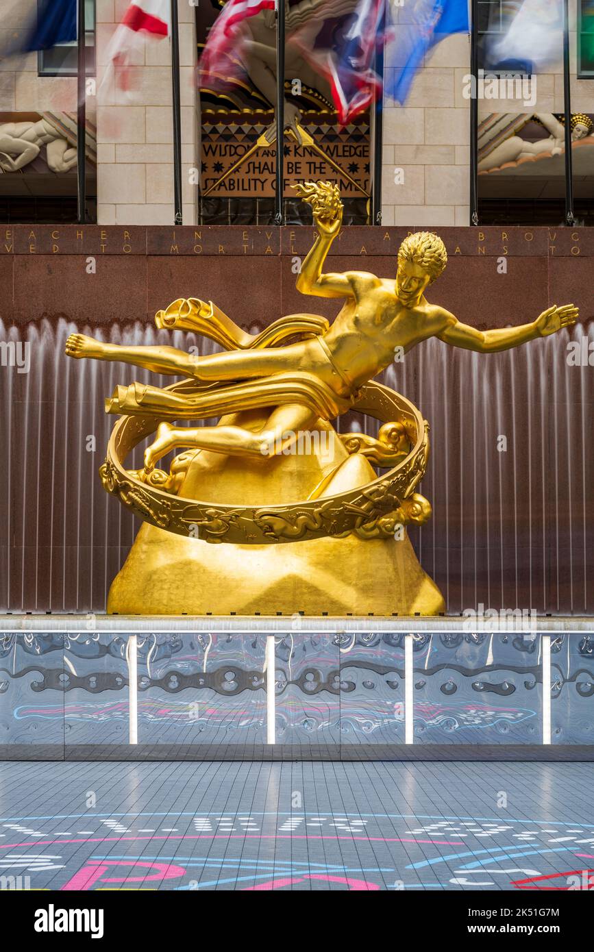 Prometheus bronze sculpture, Rockefeller Center, Manhattan, New York ...