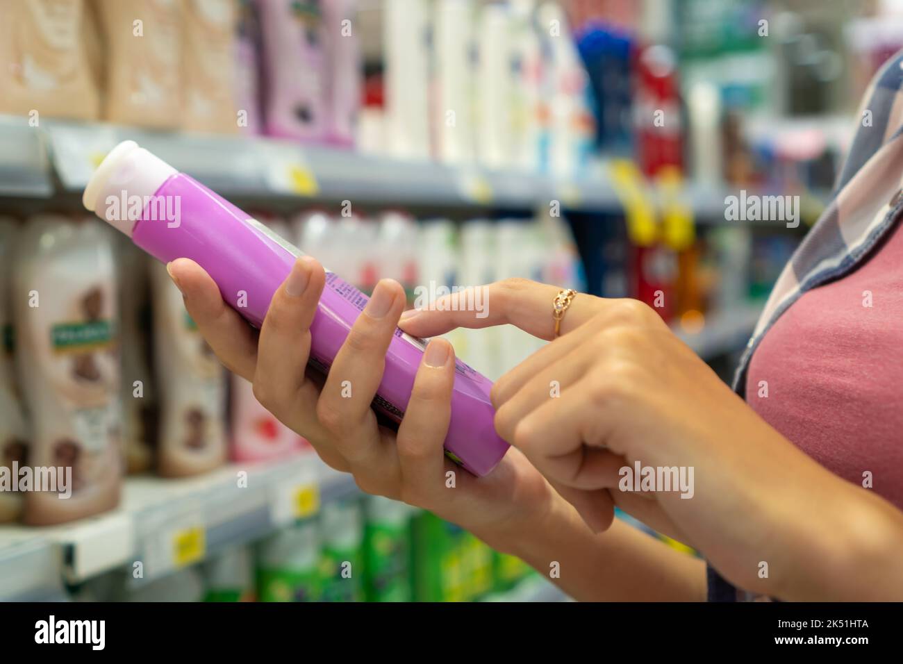 Woman reading label shampoo hi-res stock photography and images - Alamy