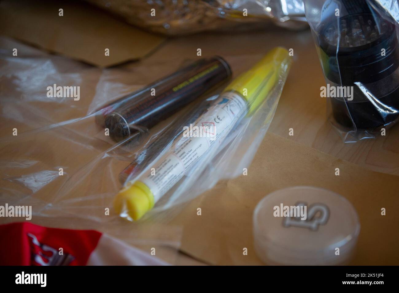 05 October 2022, North Rhine-Westphalia, Köln-Kalk: Seized objects, in ...