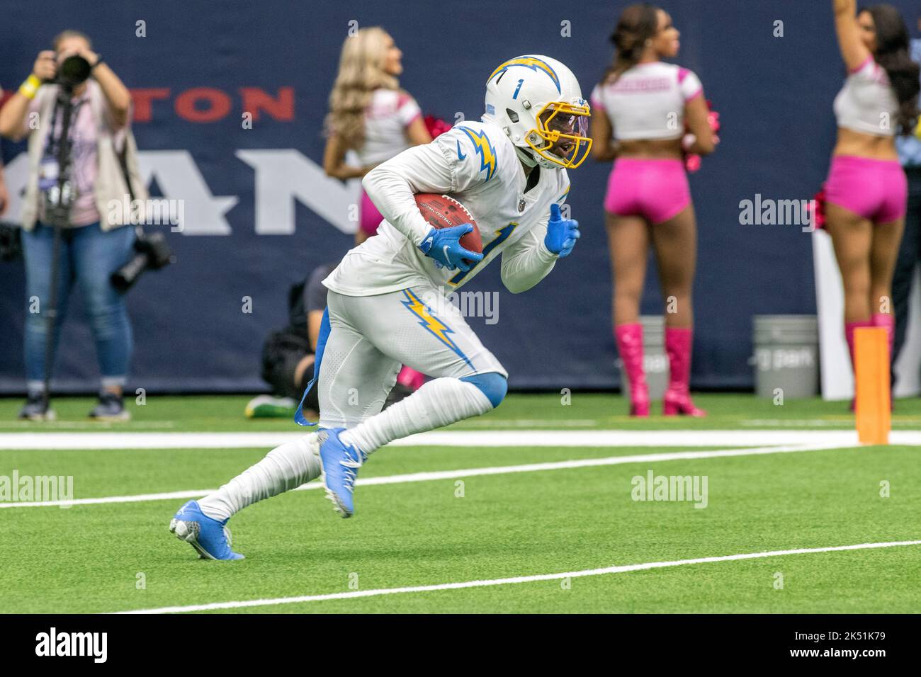 Houston Texans cornerback Tremon Smith (1) returns a kick in the fourth ...