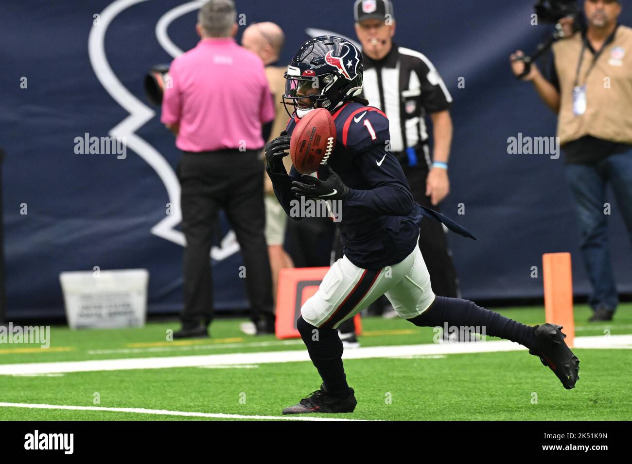 Houston Texans cornerback Tremon Smith (1) returns a kickoff in the ...