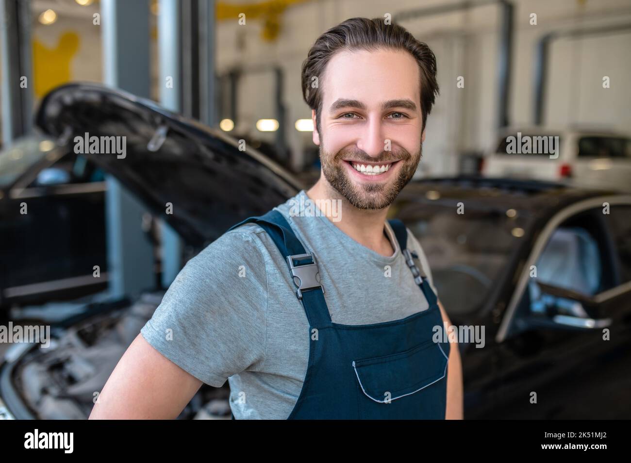 Worker client in auto service hi-res stock photography and images - Alamy