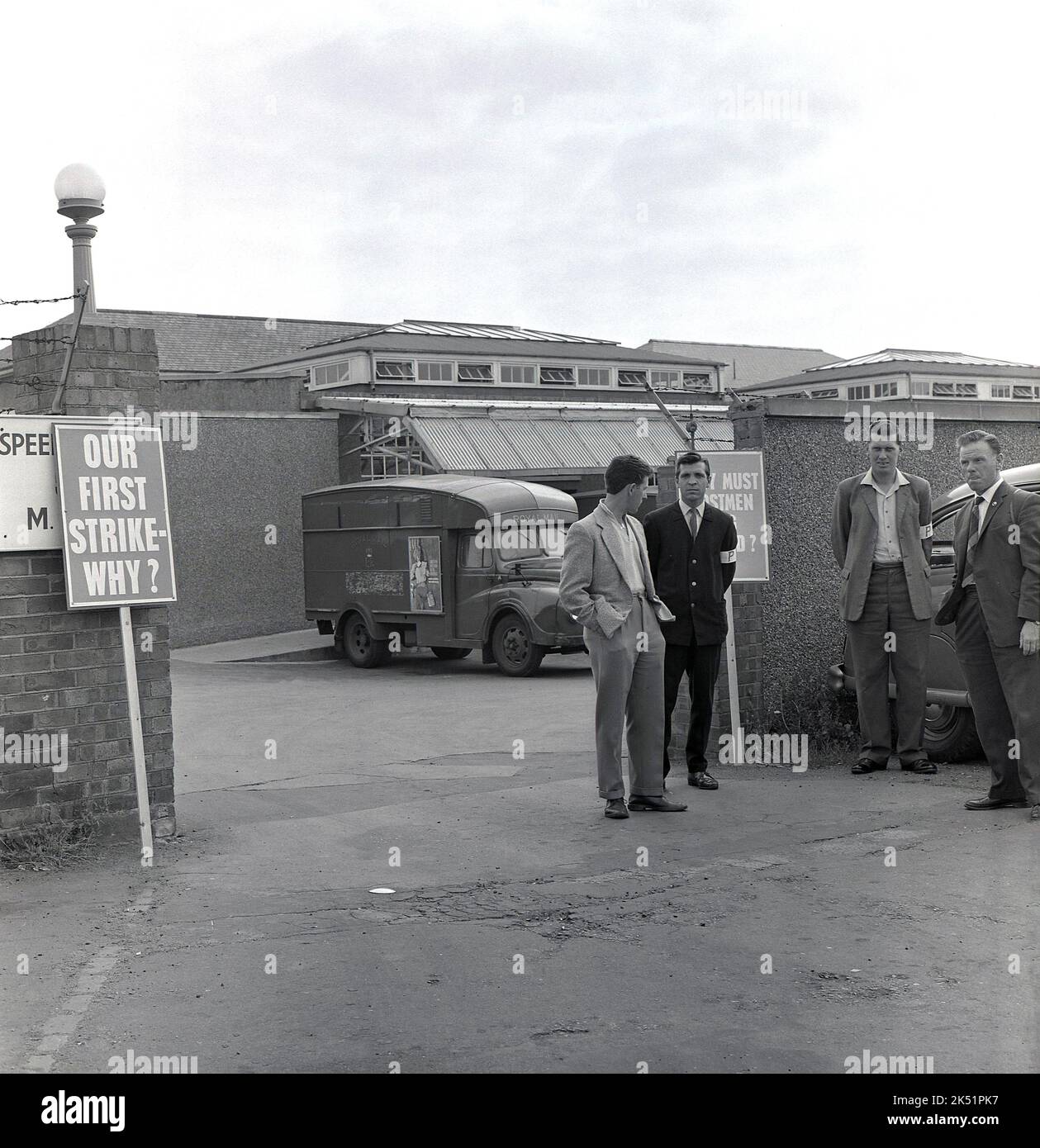 Stirke workers hi-res stock photography and images - Alamy