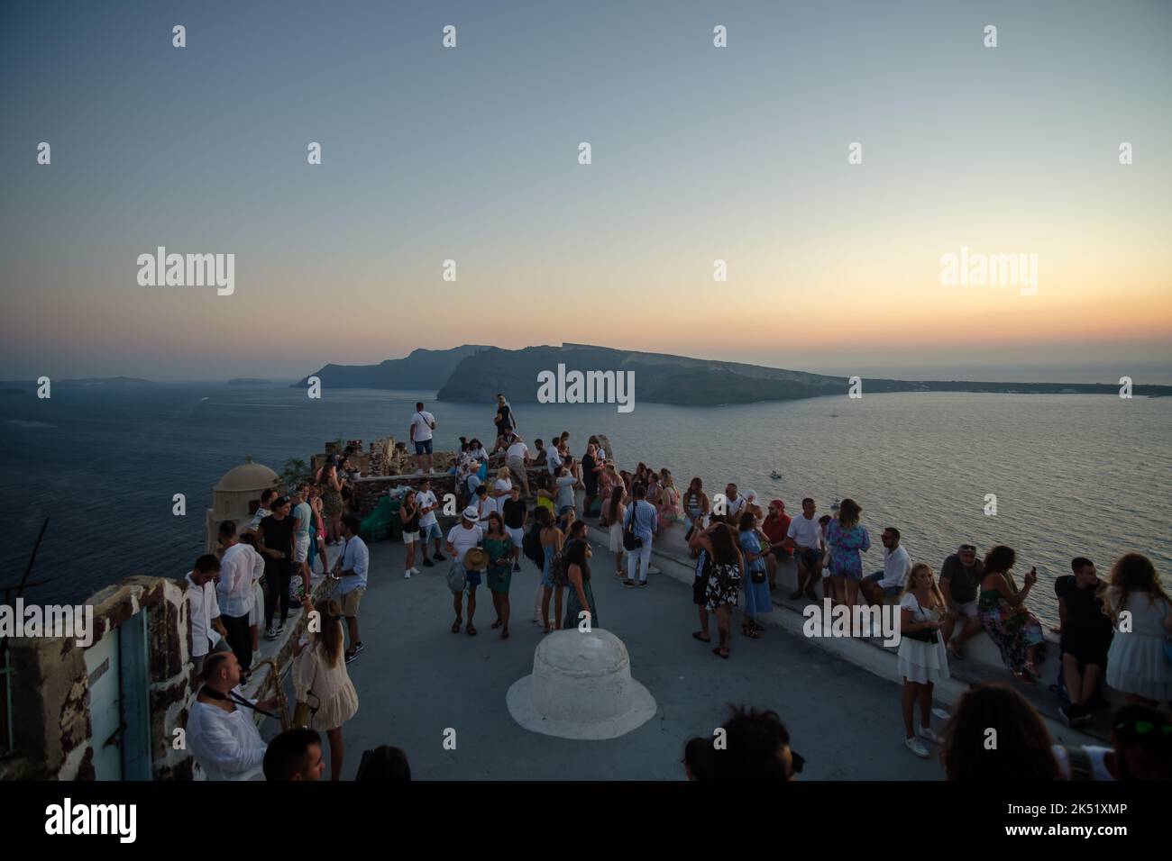 Oia, Santorini : Septembre 4, 2022 : Big crowds of tourists enjoying ...