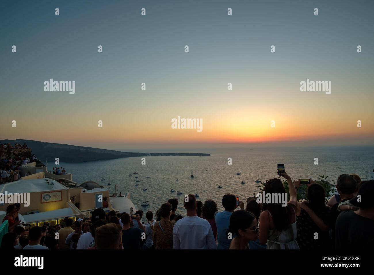 Oia, Santorini : Septembre 4, 2022 : Big crowds of tourists enjoying ...