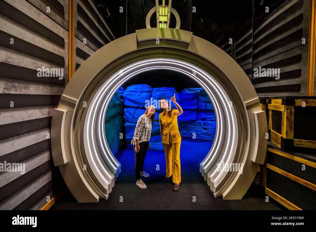 London, UK. 5th Oct, 2022. 'Wormhole jump gate' in to and out of the ...