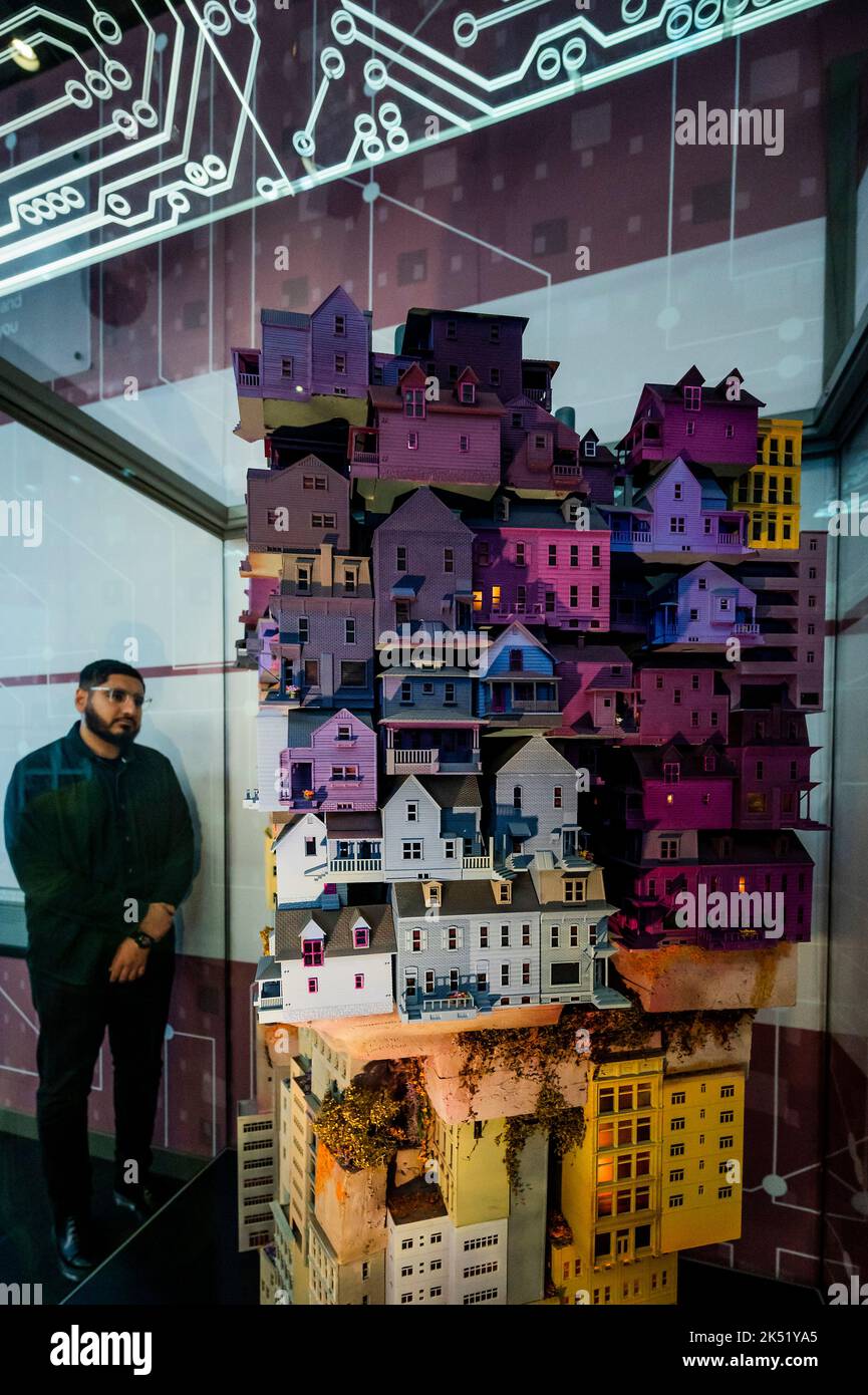 London, UK. 5th Oct, 2022. An artists sculpture highlighting over ...