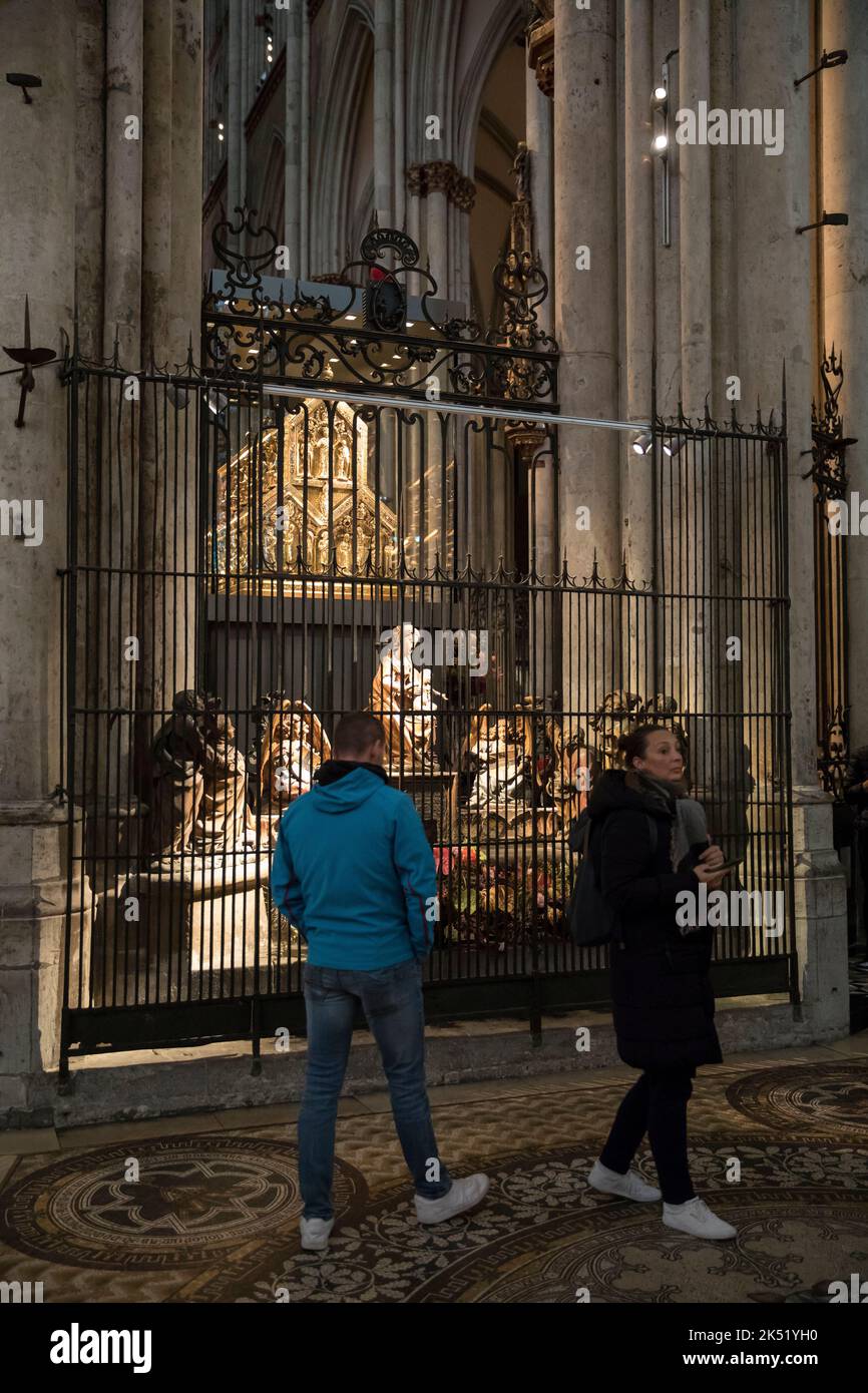the shrine of the Three Magi at the cathedral, visitors, Cologne, Germany. Dreikoenigsschrein im ...