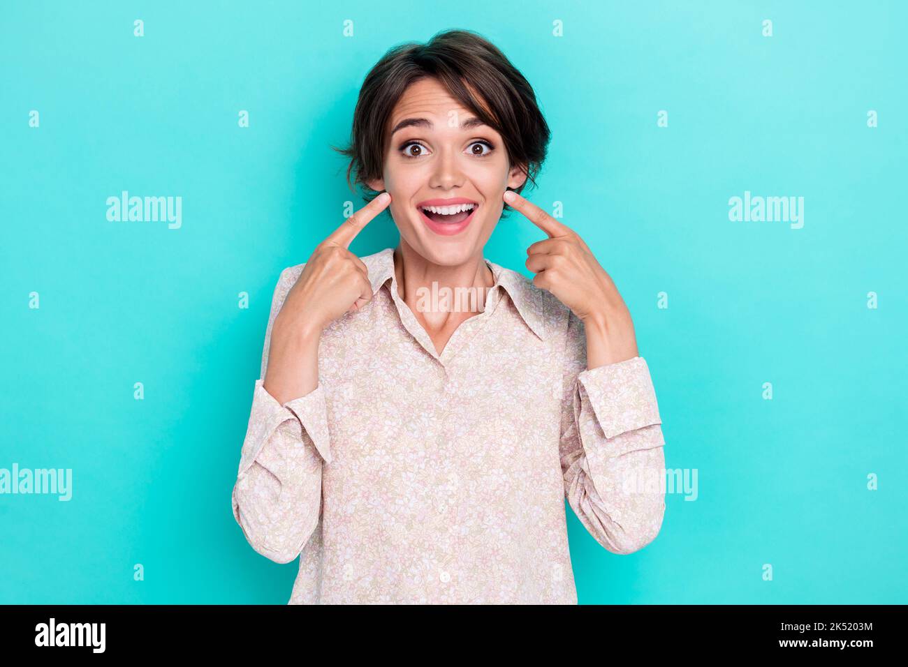 Photo of young pretty adorable cute nice attractive woman directing ...