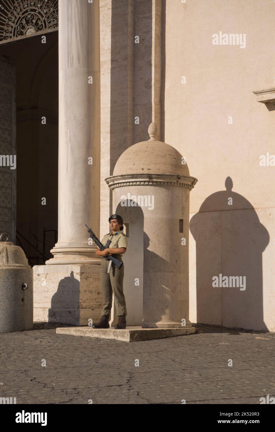 Women guards outside the Presidential Palace buildings in Rome,Italy ...