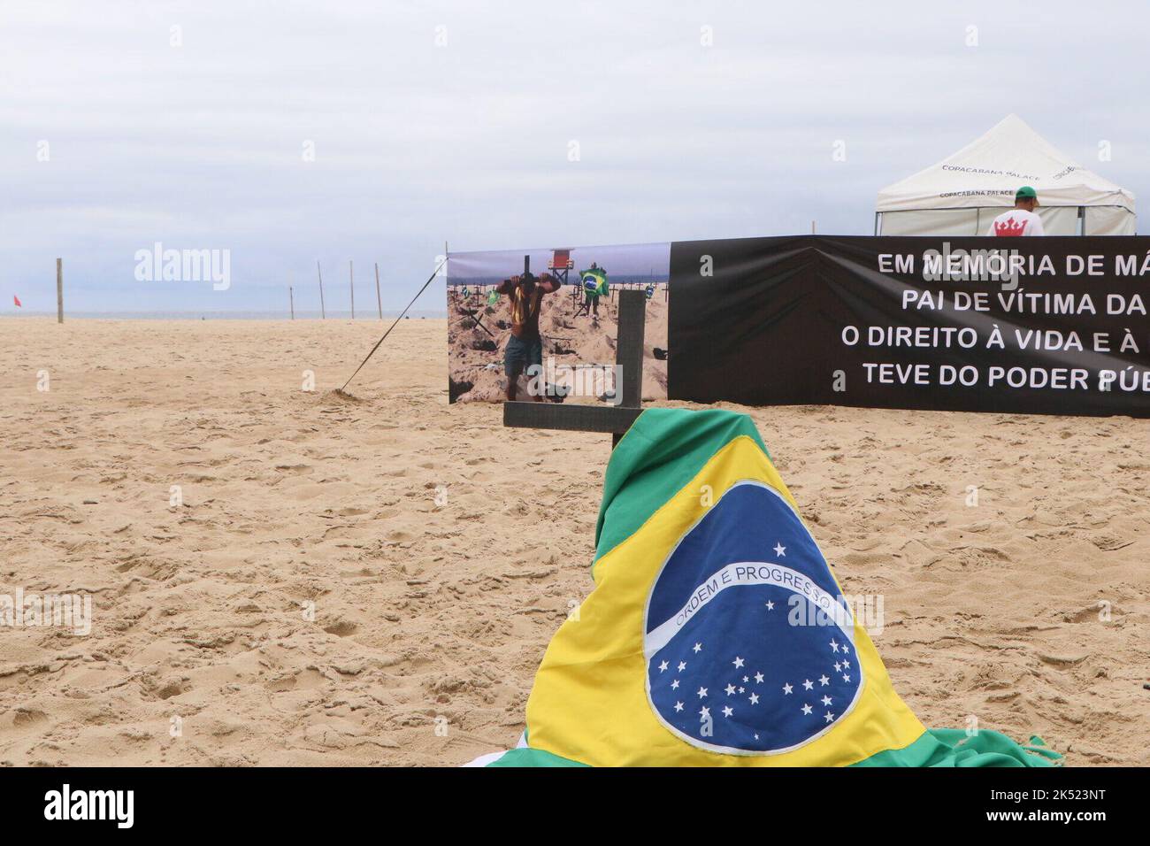 Family goodbye beach hi-res stock photography and images - Alamy