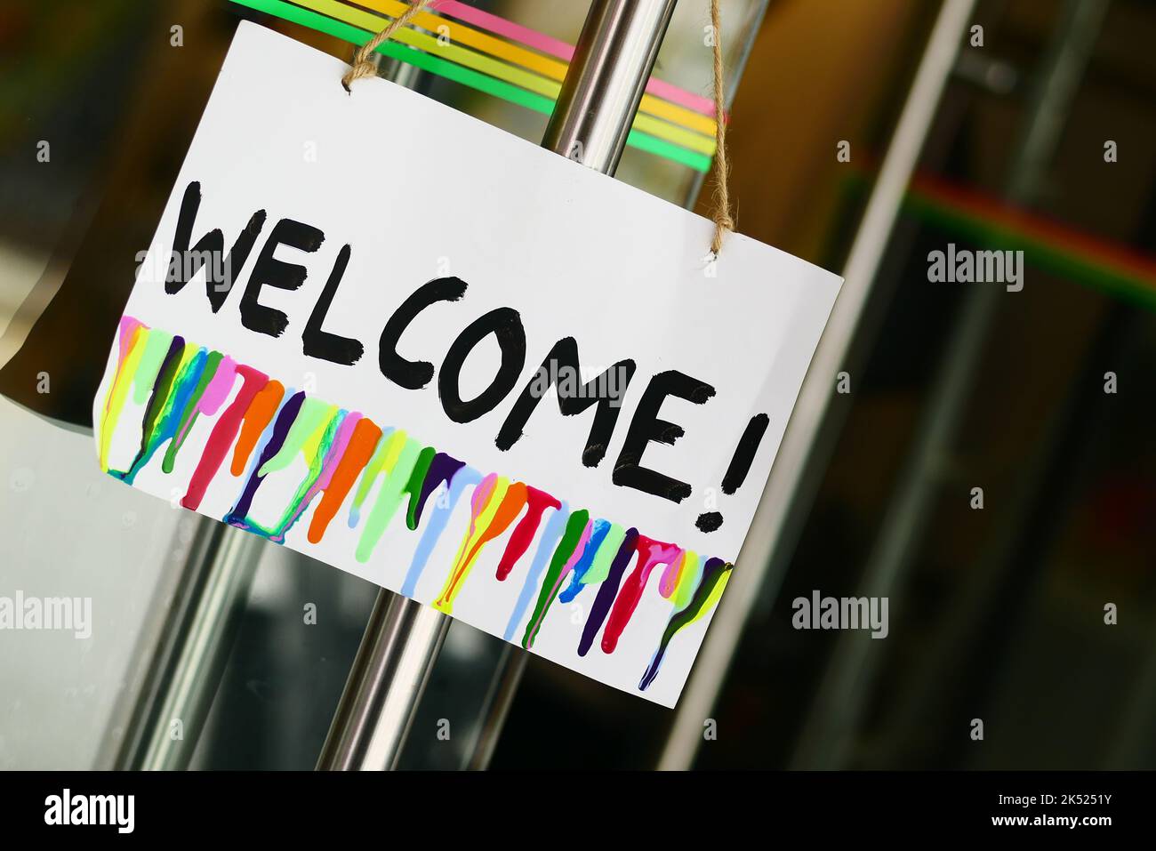 welcome hand written text on paper hanging on cafe door Stock Photo - Alamy