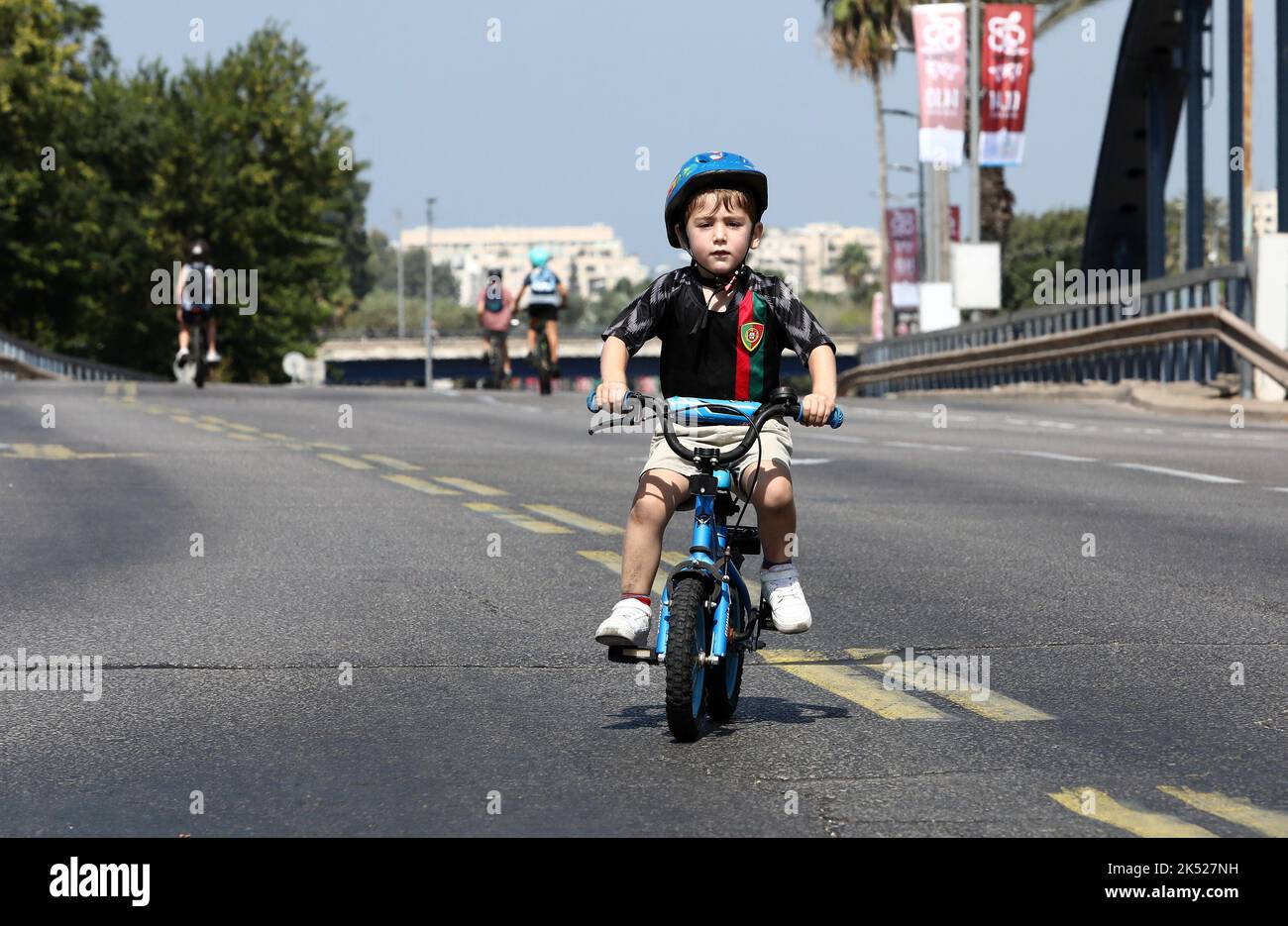 (221005) -- TEL AVIV, Oct. 5, 2022 (Xinhua) -- A boy rides a bicycle in ...