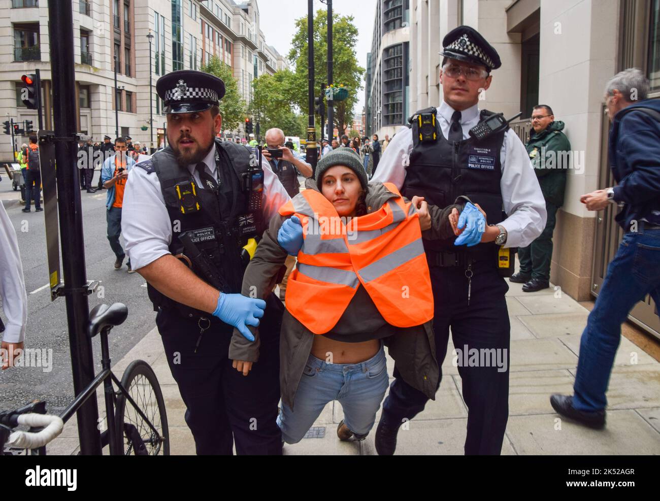 London, England, UK. 5th Oct, 2022. Police arrest a Just Stop Oil ...