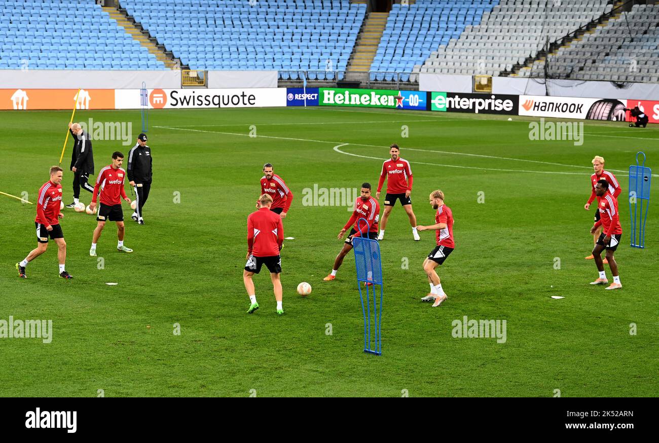 05 October 2022, Sweden, Malmö: Soccer: Europa League, before the match ...