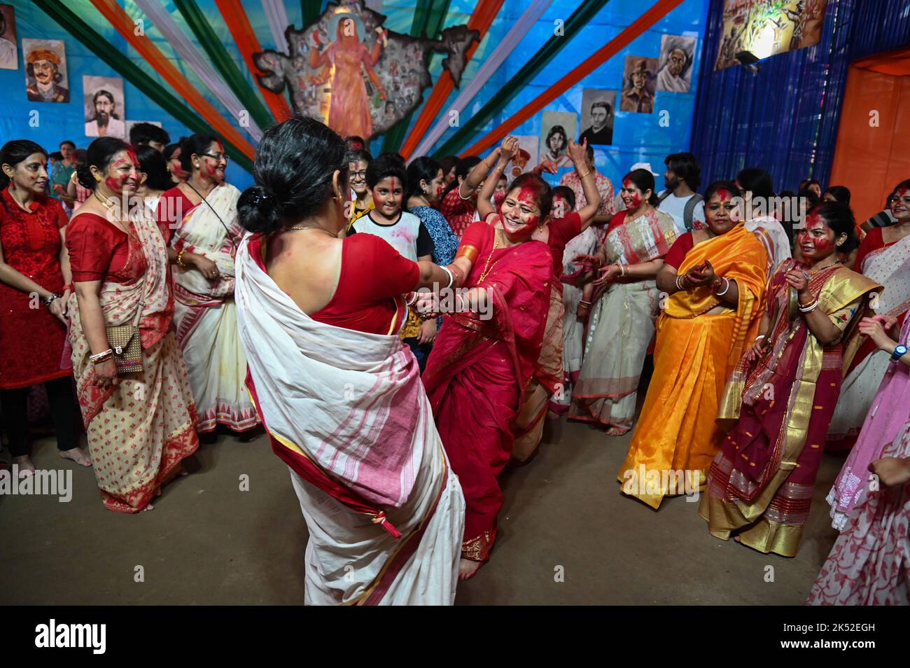 New Delhi, Delhi, India. 5th Oct, 2022. Hindu devotees dance on the ...