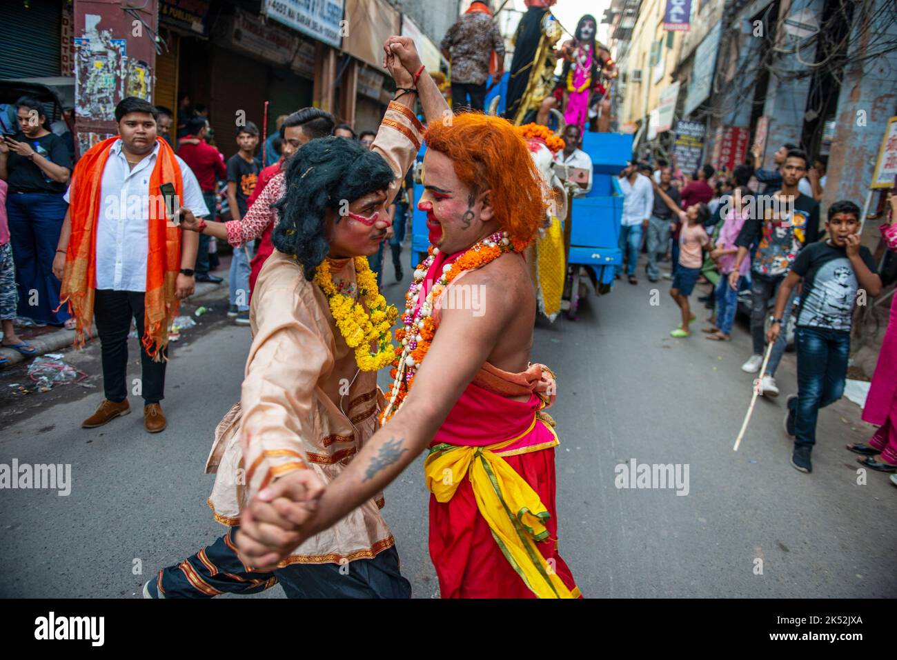 New Delhi, India. 05th Oct, 2022. Artists dressed as Demon and Vanar Sena (Monkey Army in ...