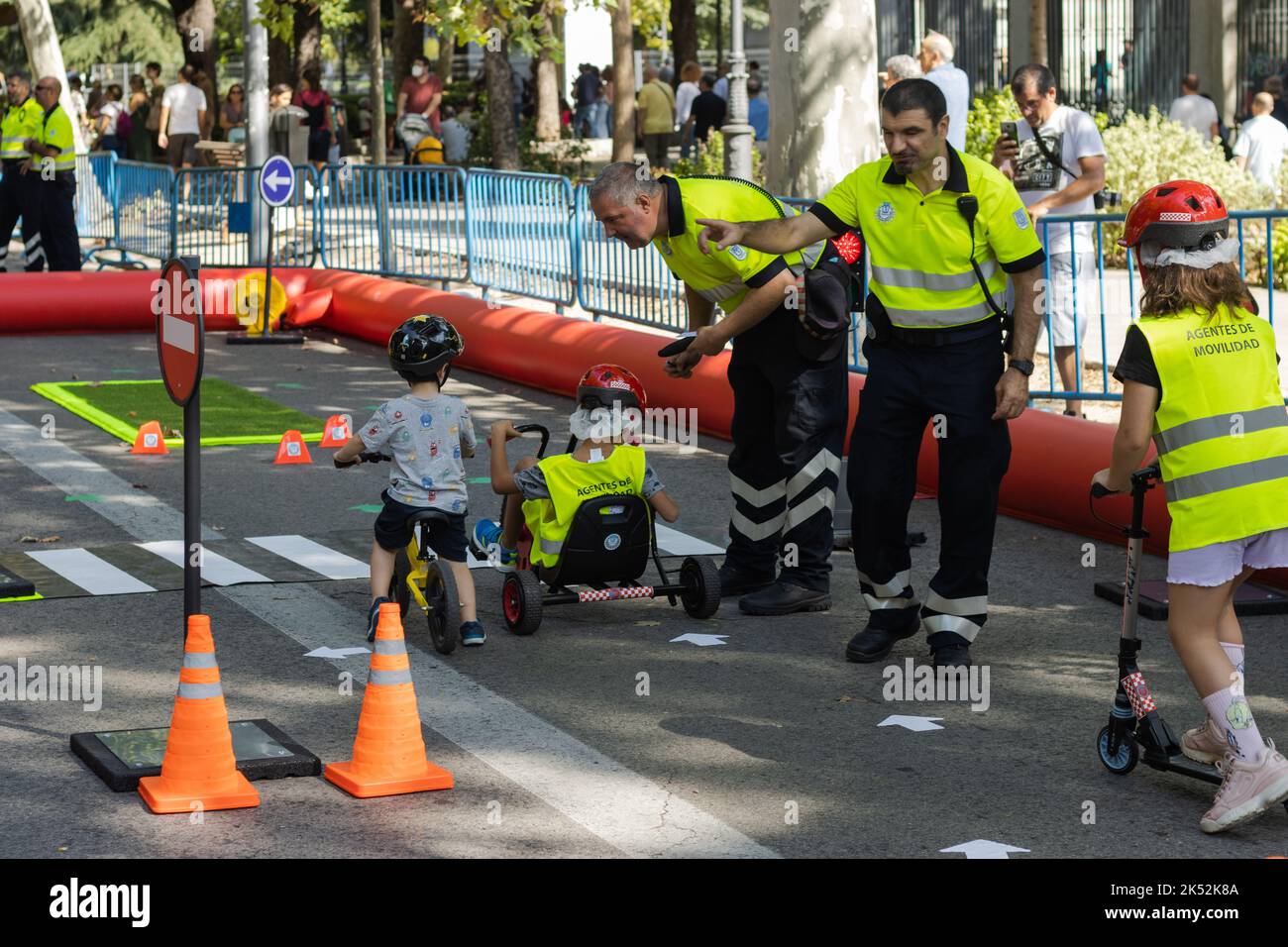 Policemen teaching road safety to children Stock Photo - Alamy