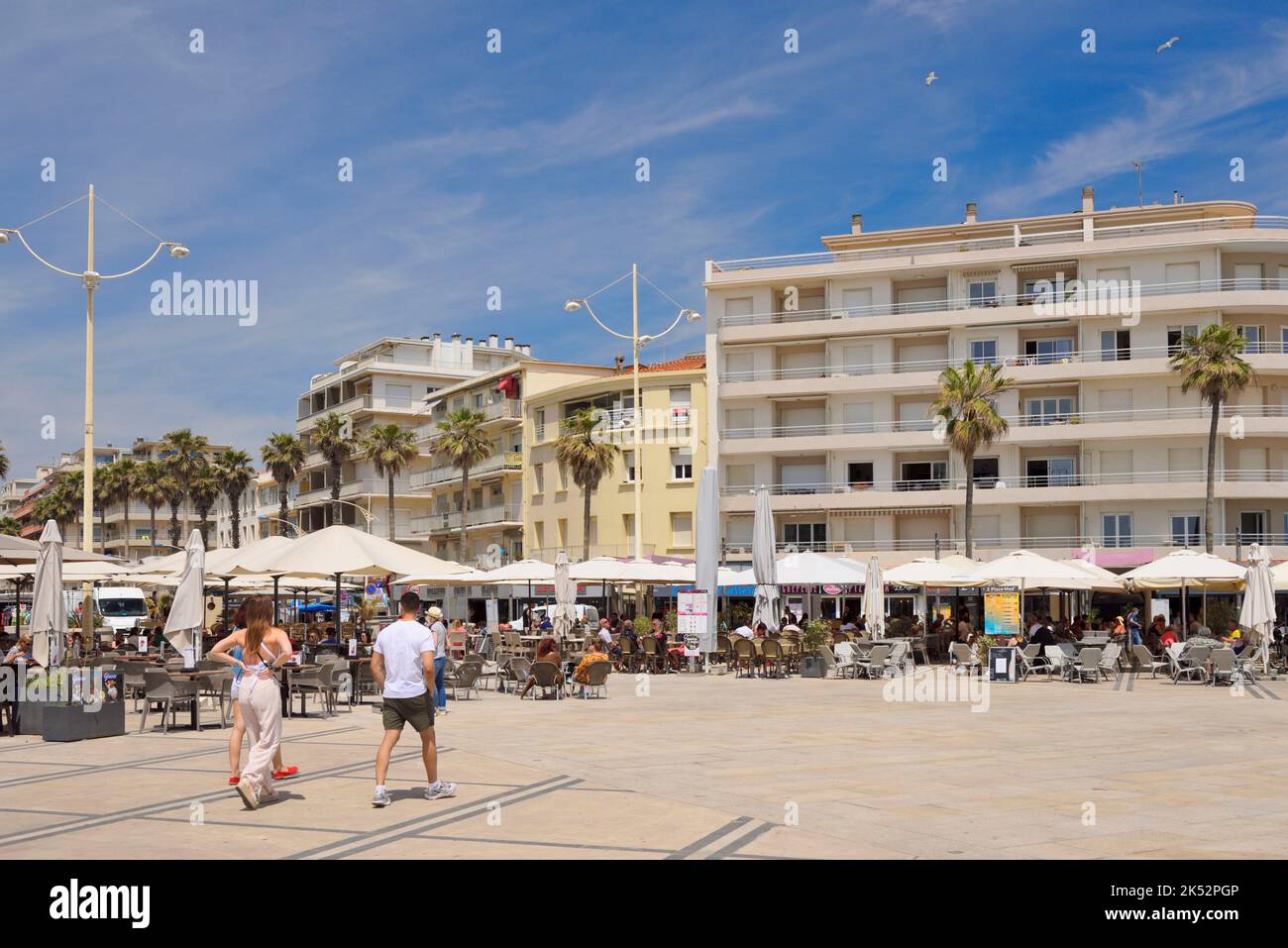 Roussillon tourists walking hi-res stock photography and images - Alamy