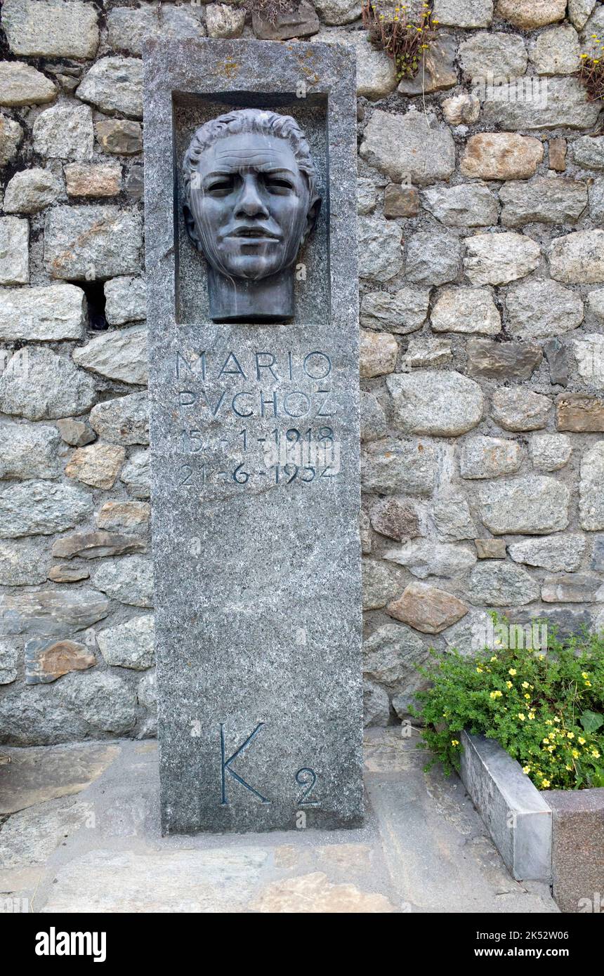 Italy, Aosta valley, Mont Blanc range, statue of mountain guide Mario ...