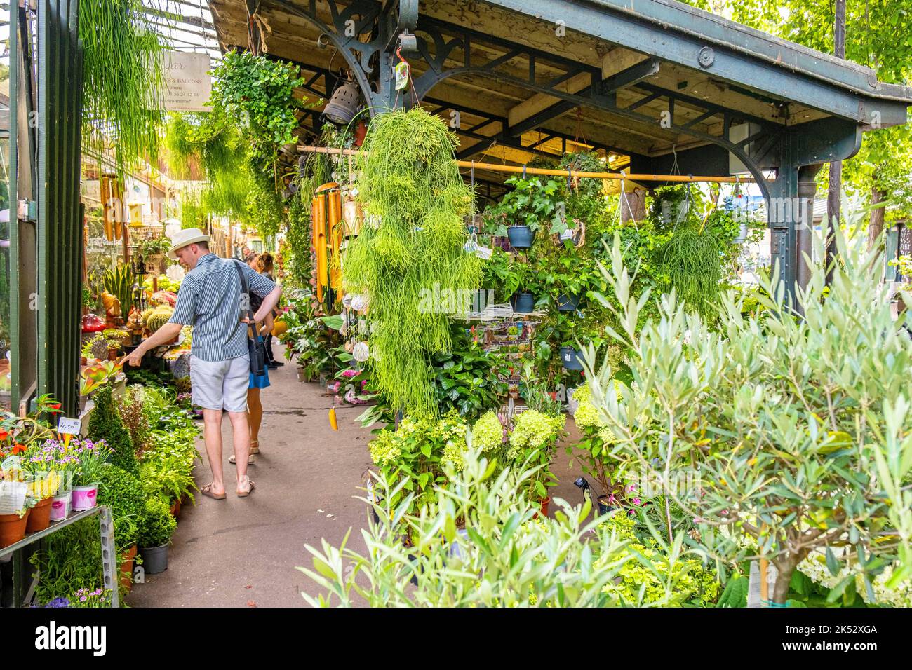 France, Paris, Ile de la Cité, Quai de Corde, the flower and bird ...