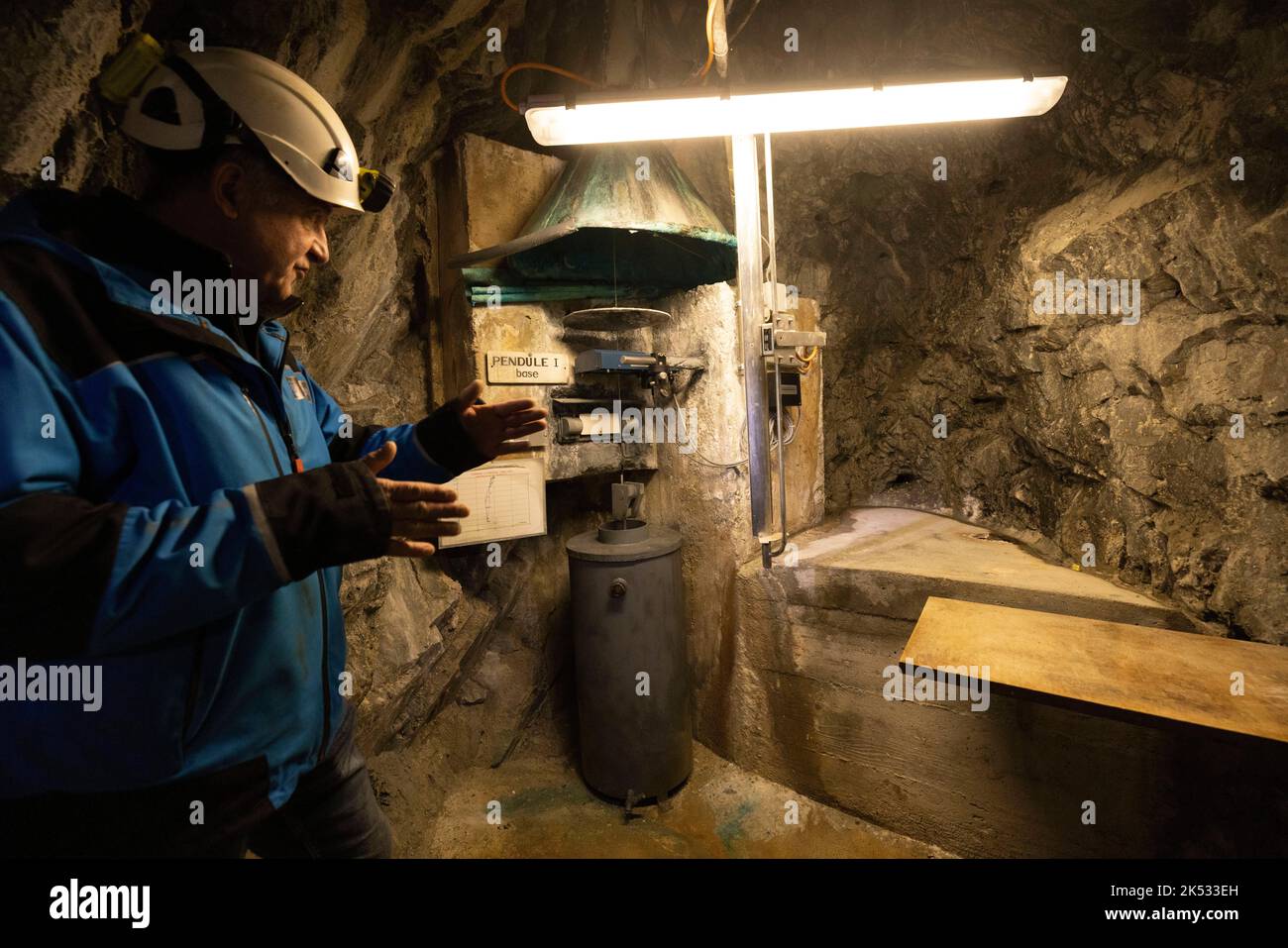 Inverted pendulum hi-res stock photography and images - Alamy