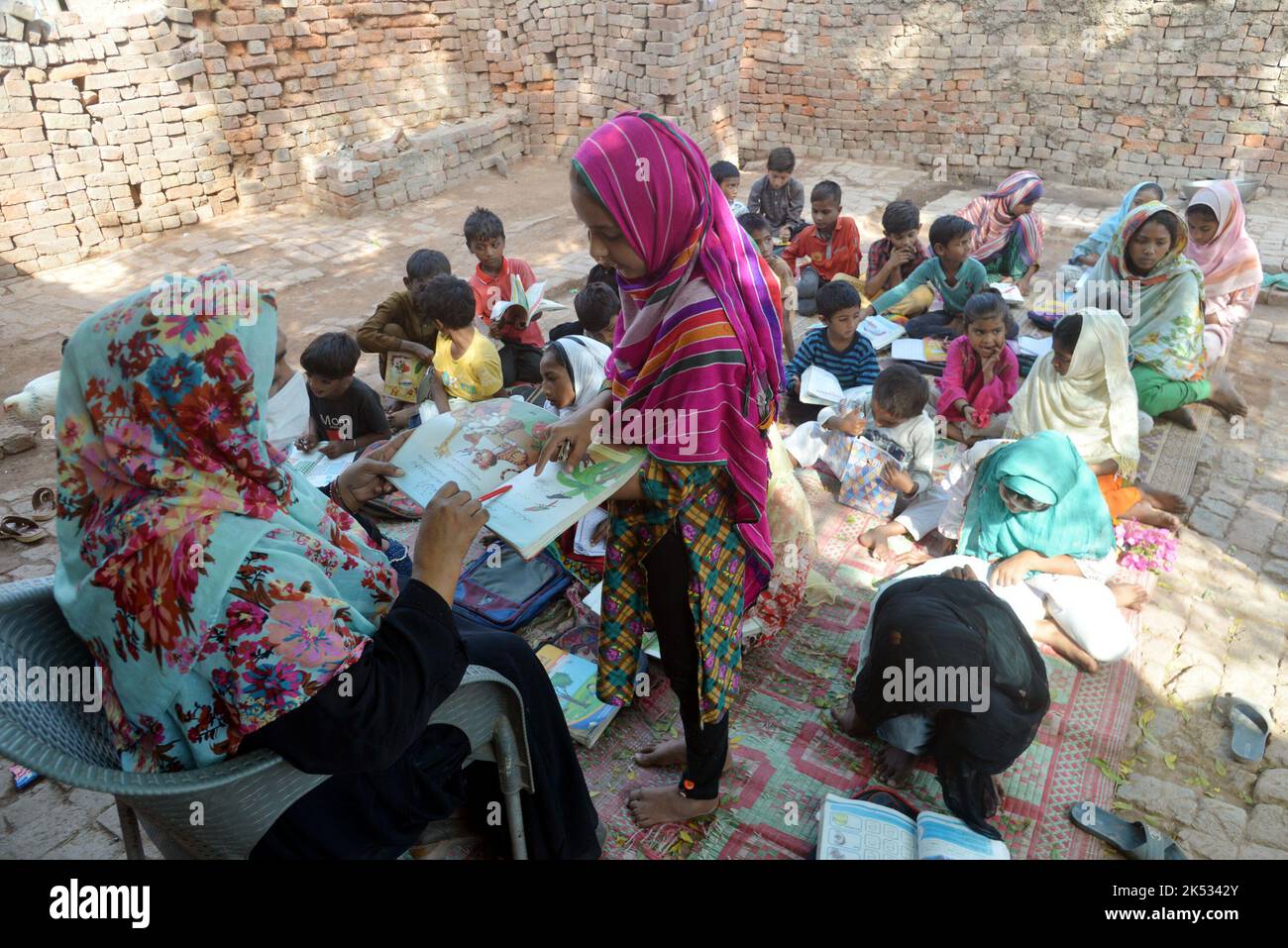 Lahore, Punjab, Pakistan. 5th Oct, 2022. Pakistani teachers of United ...
