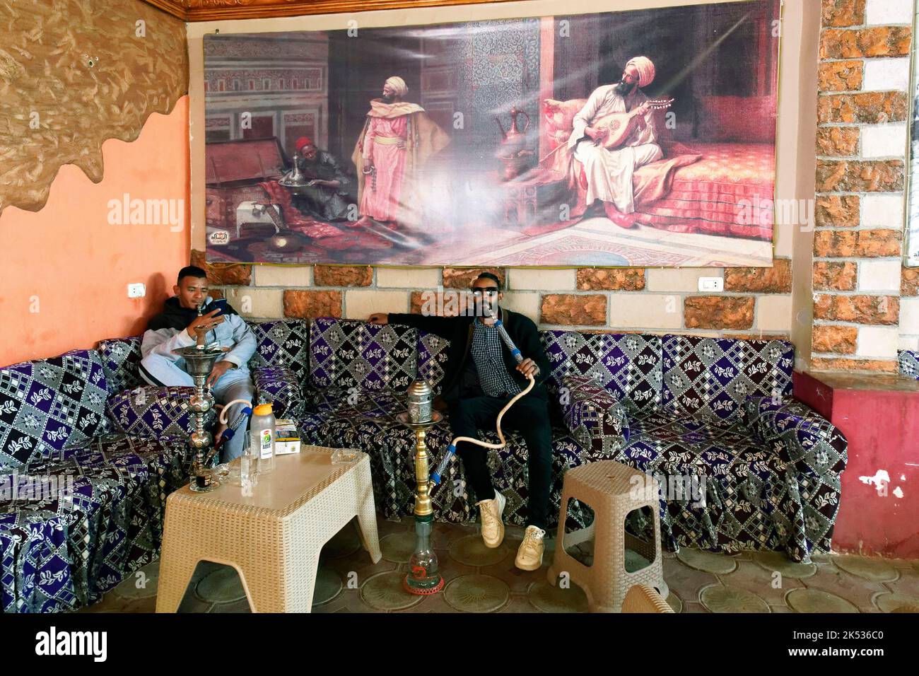 Group smoking hookah hi-res stock photography and images - Alamy