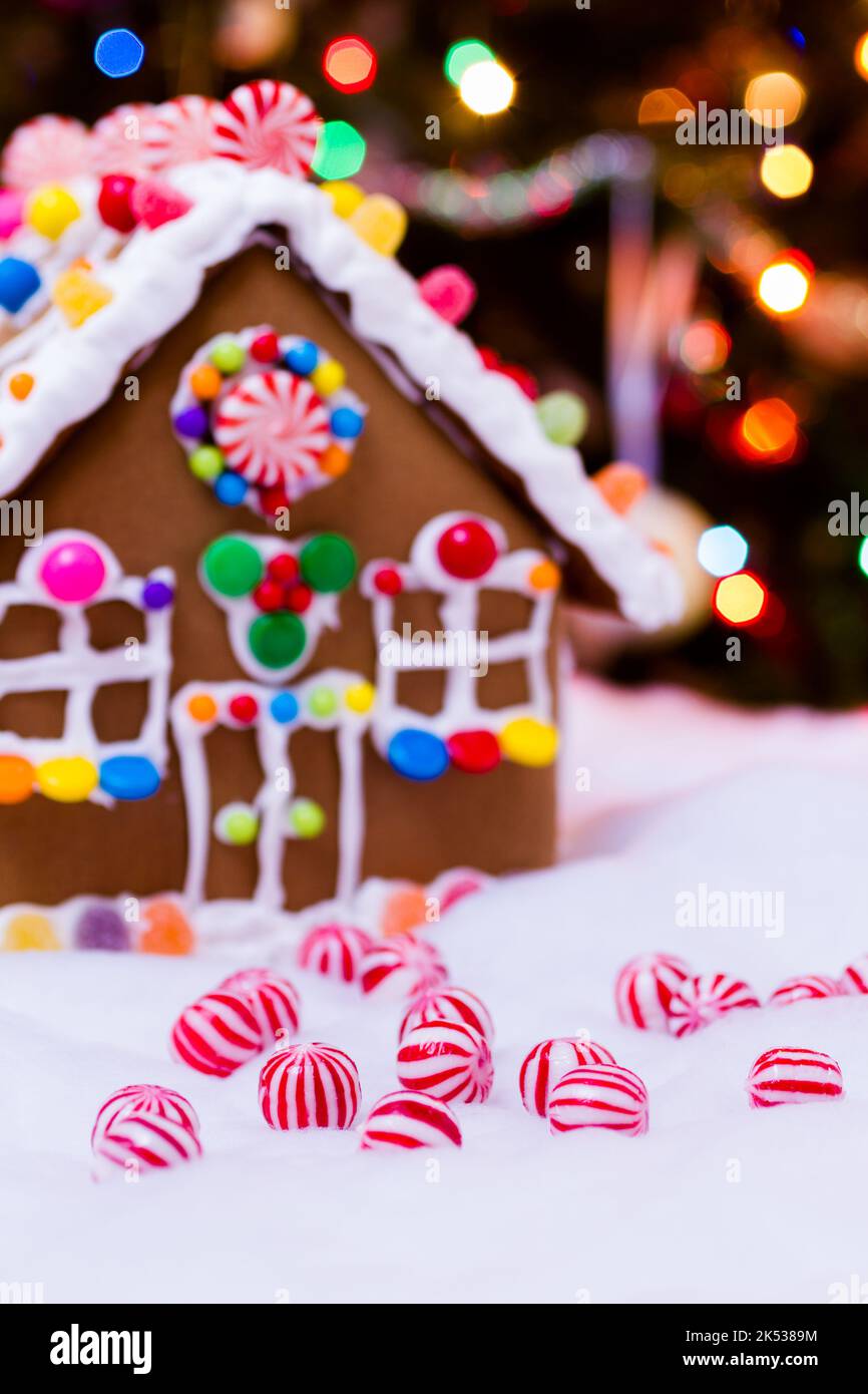 Ornaments in window gingerbread hi-res stock photography and images - Alamy