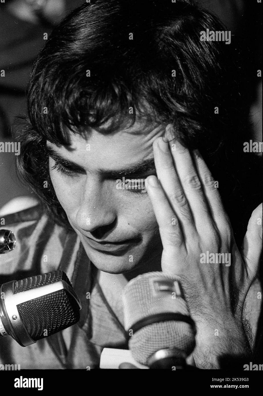 Singer joan manuel serrat hi-res stock photography and images - Alamy