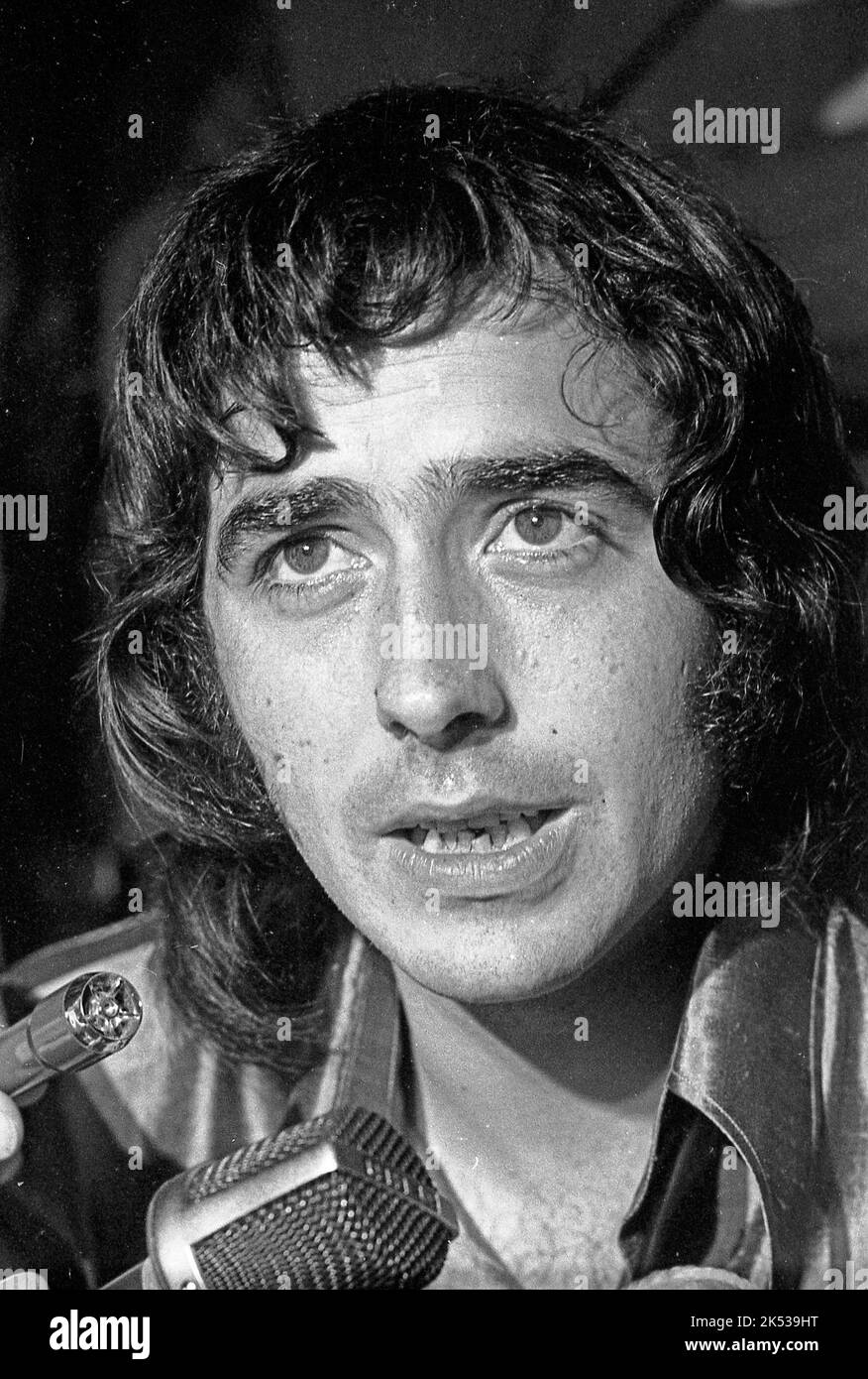 Singer joan manuel serrat hi-res stock photography and images - Alamy
