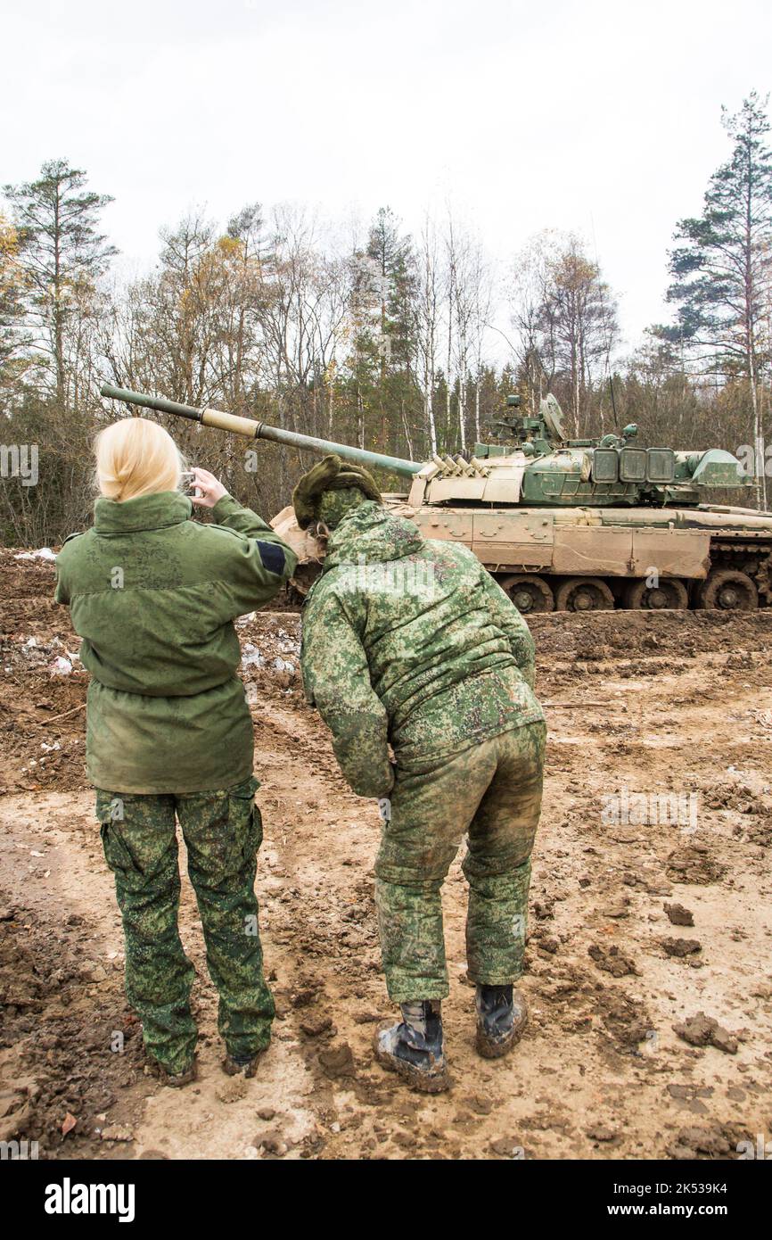 Tank going to the front hi-res stock photography and images - Alamy