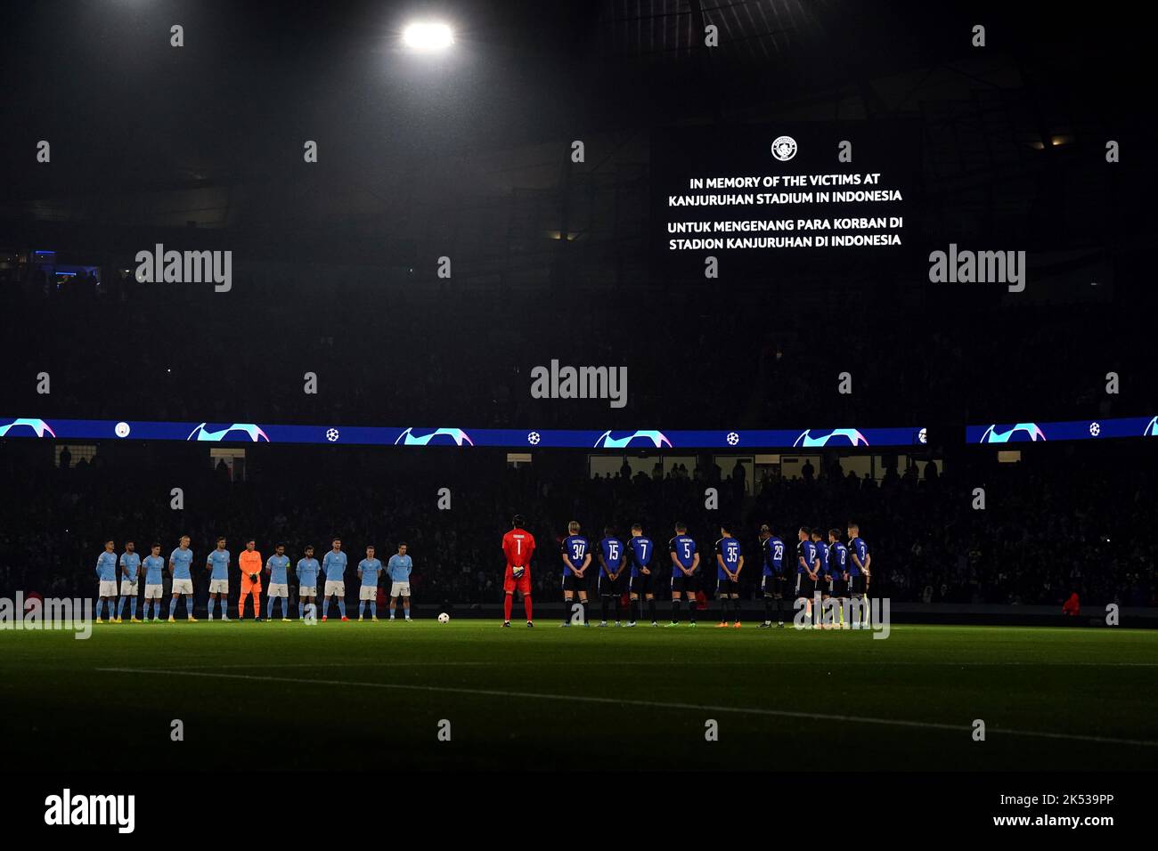 Manchester City and FC Copenhagen players observe a moments silence in ...