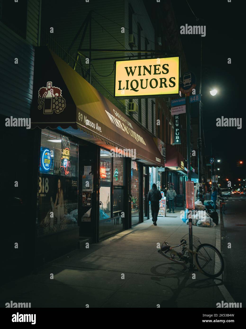 Liquor store neon sign new hi-res stock photography and images - Alamy