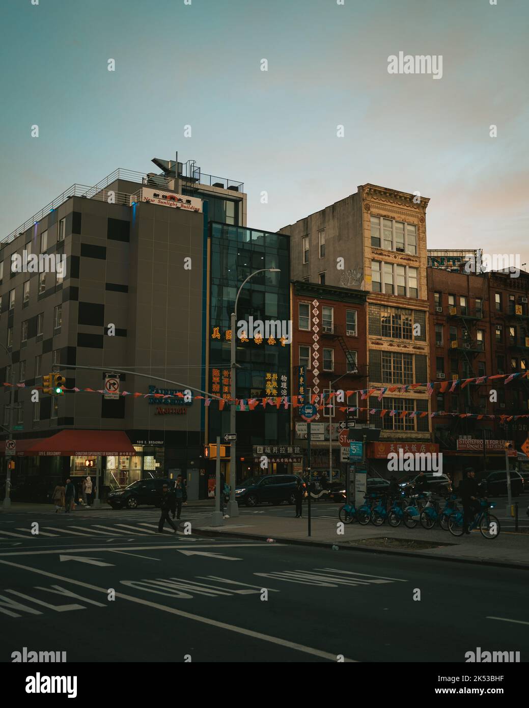 New york street scene with sunset hi-res stock photography and images ...