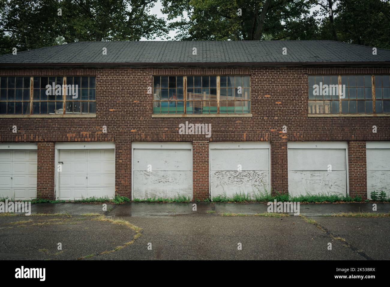 Old brick garage hi-res stock photography and images - Alamy