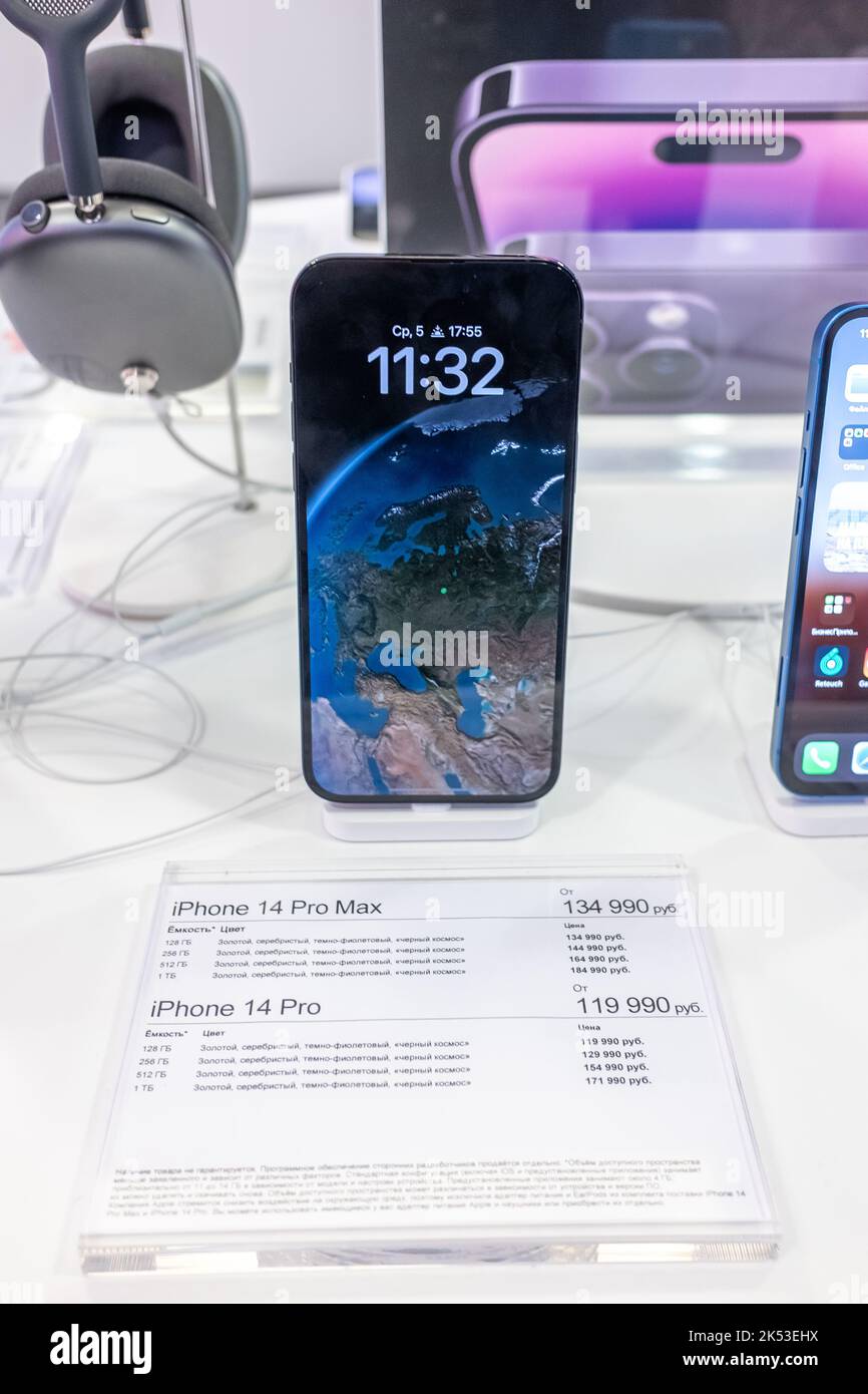 October 5, 2022, Moscow, Russia. The new Apple iPhone 14 Pro Max ...