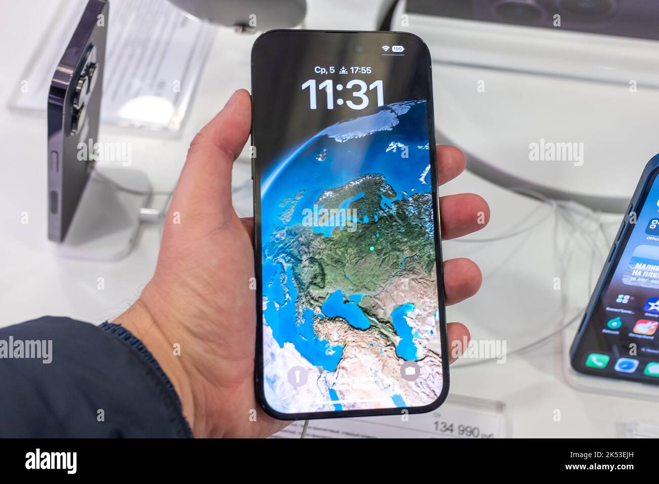 October 5, 2022, Moscow, Russia. The new Apple iPhone 14 Pro Max ...