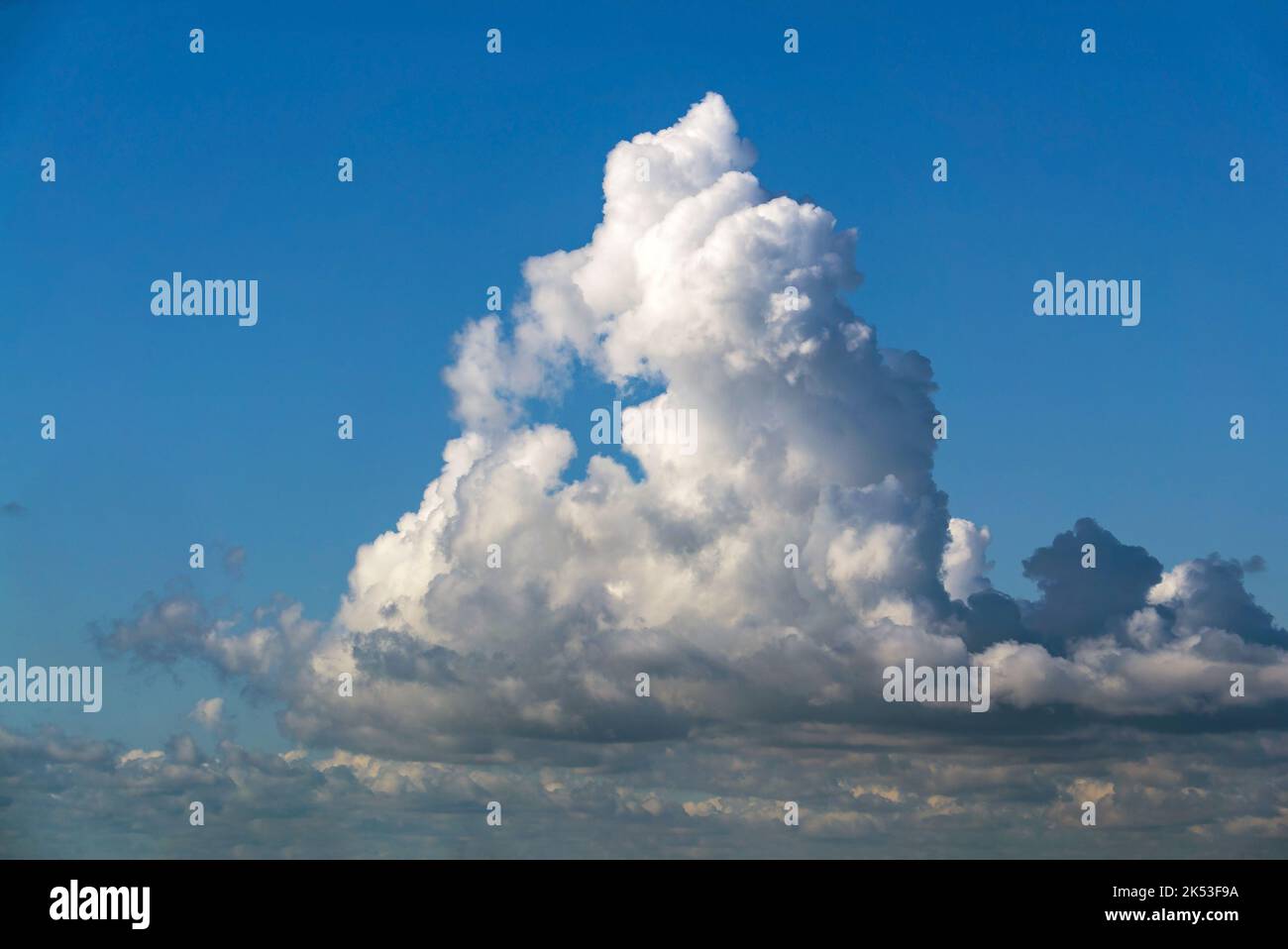 Cirrus and cumulus clouds in a blue sky Stock Photo - Alamy