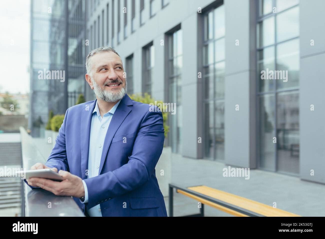 Senior handsome gray-haired male teacher, professor, lecturer is ...