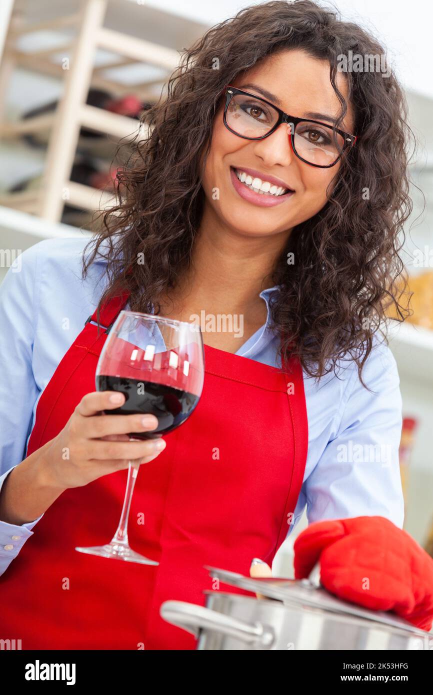 Latina girl wearing apron hi-res stock photography and images - Alamy Latina girl wearing apron hi-res stock photography and images - Alamy