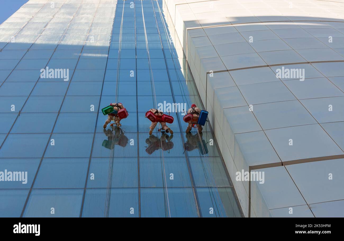 Three window cleaners outside hi-res stock photography and images - Alamy