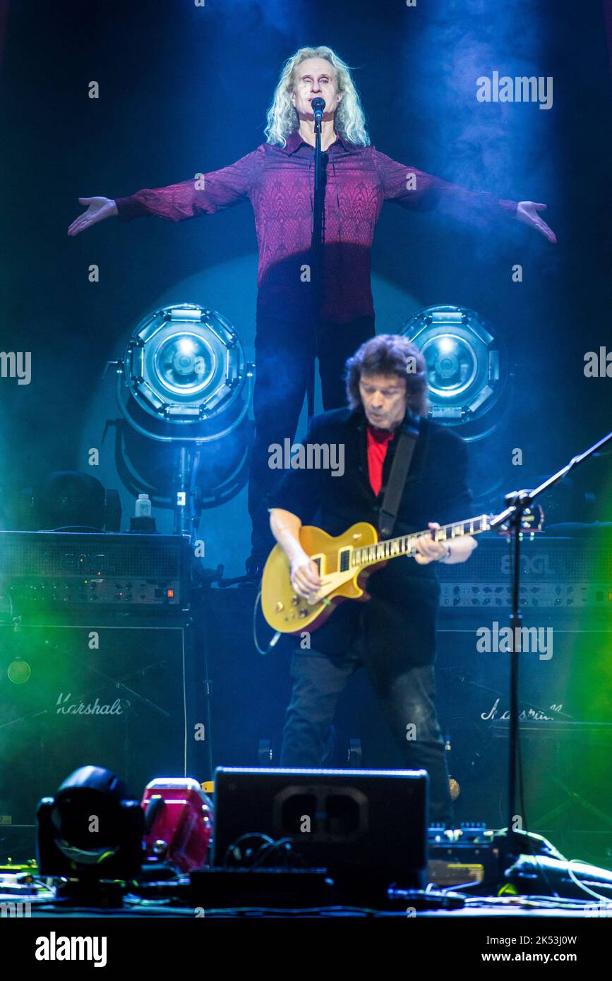 Steve Hackett on guitar & Nad Sylvan on vocals Stock Photo - Alamy