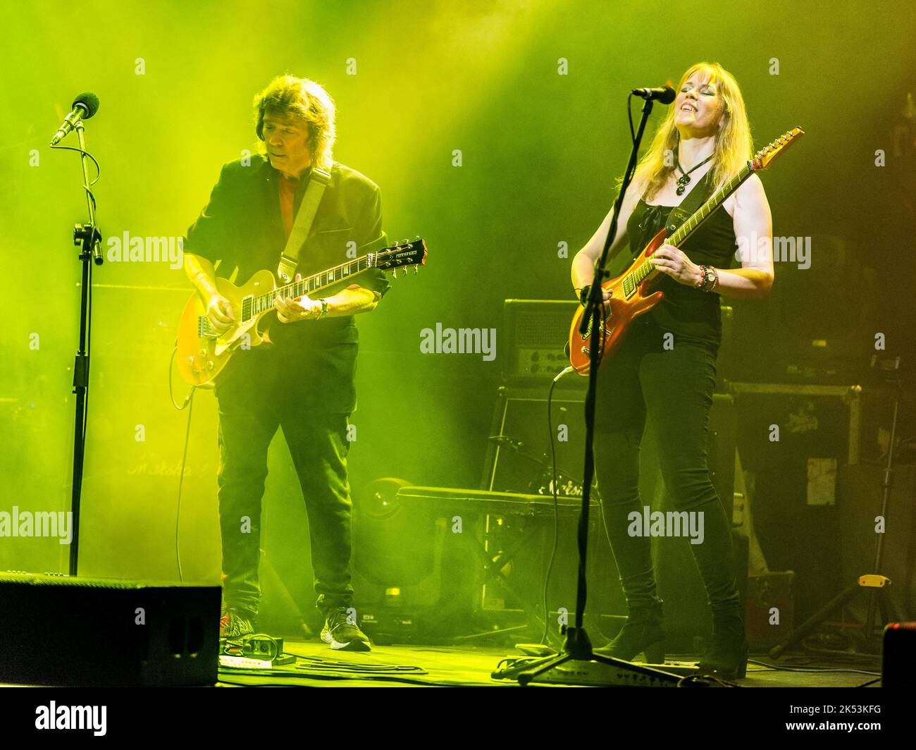 Steve Hackett & Amanda Lehmann on guitars Stock Photo - Alamy